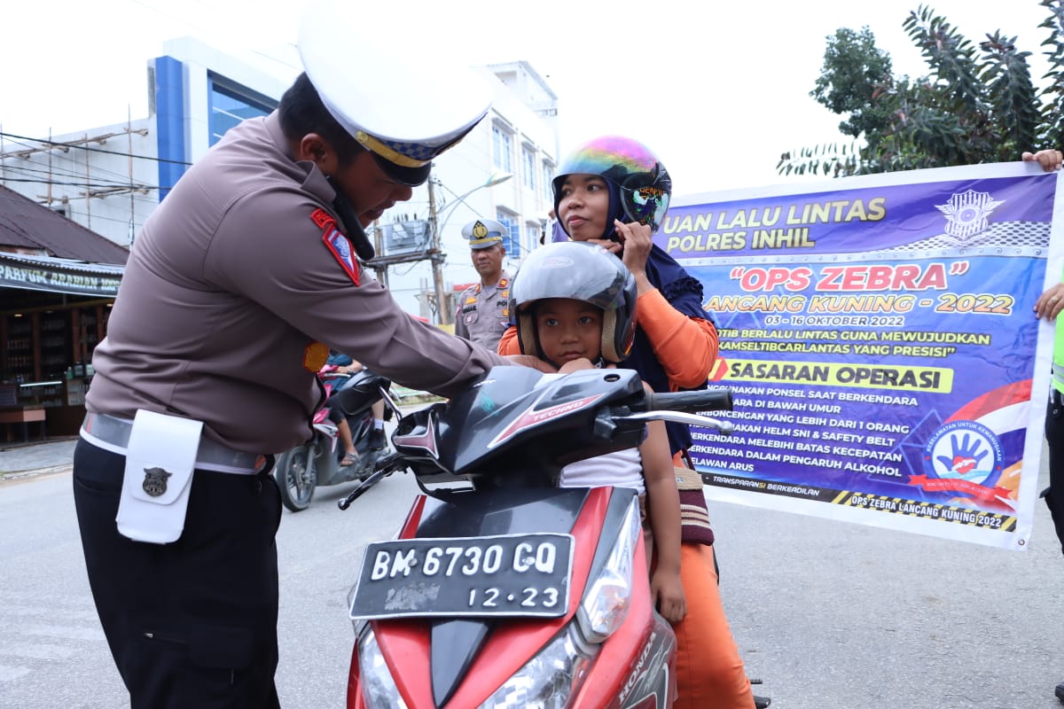 Pelaksanaan Operasi Zebra Lancang Kuning Tahun 2022, Kapolres Inhil Berikan Sembako dan Helm ...