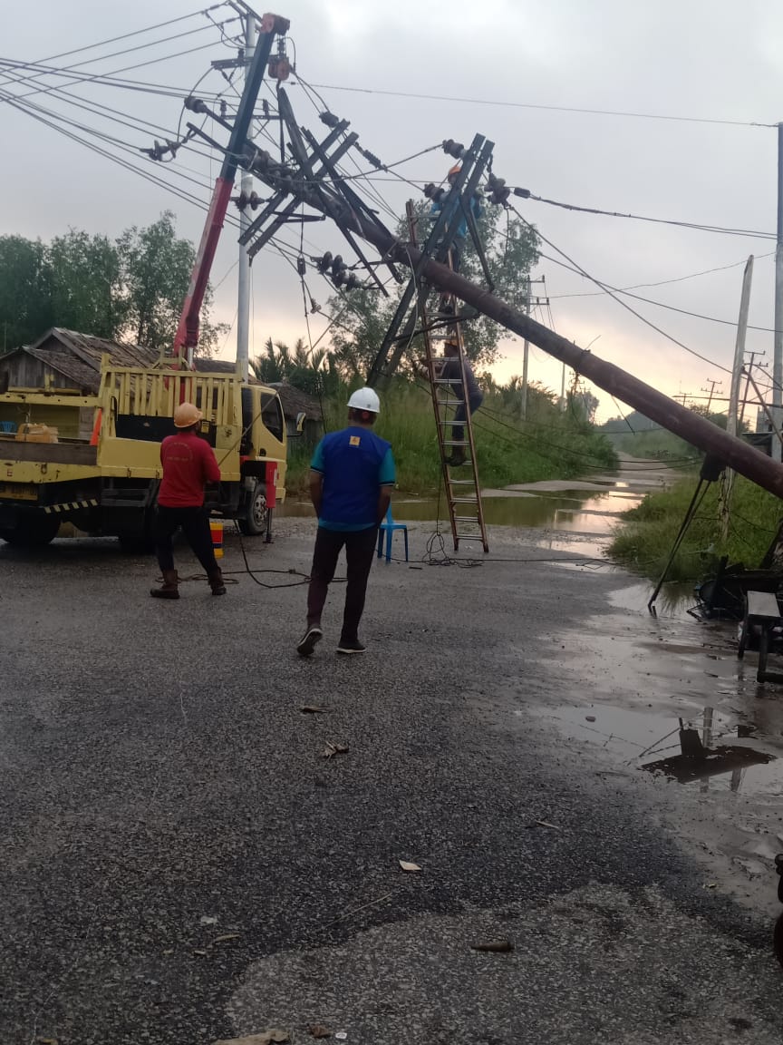 Akibat Angin Kencang dan Hujan Deras Empat Batang Tiang JTM PLN ULP ...
