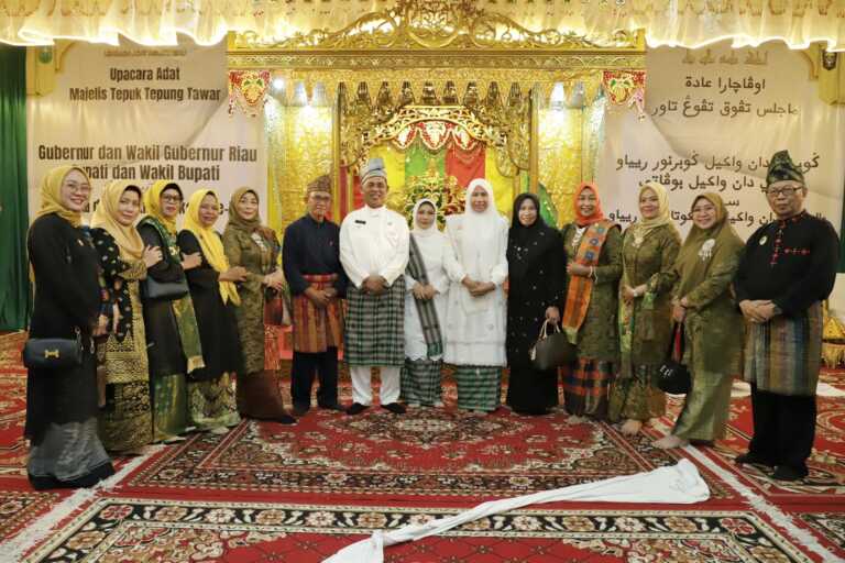 Bupati dan Wakil Bupati Inhil Ikuti Prosesi Adat Tepuk Tepung Tawar ...